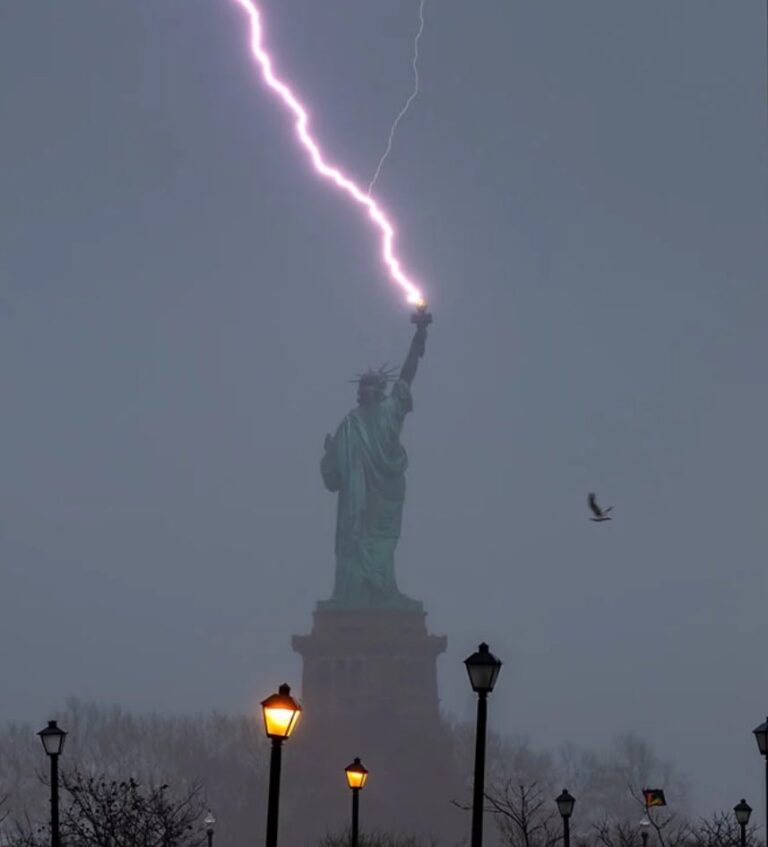 Statue of Liberty Hit by Lightning Bolt and a 4.8 Magnitude Earthquake Within Days - Karmactive