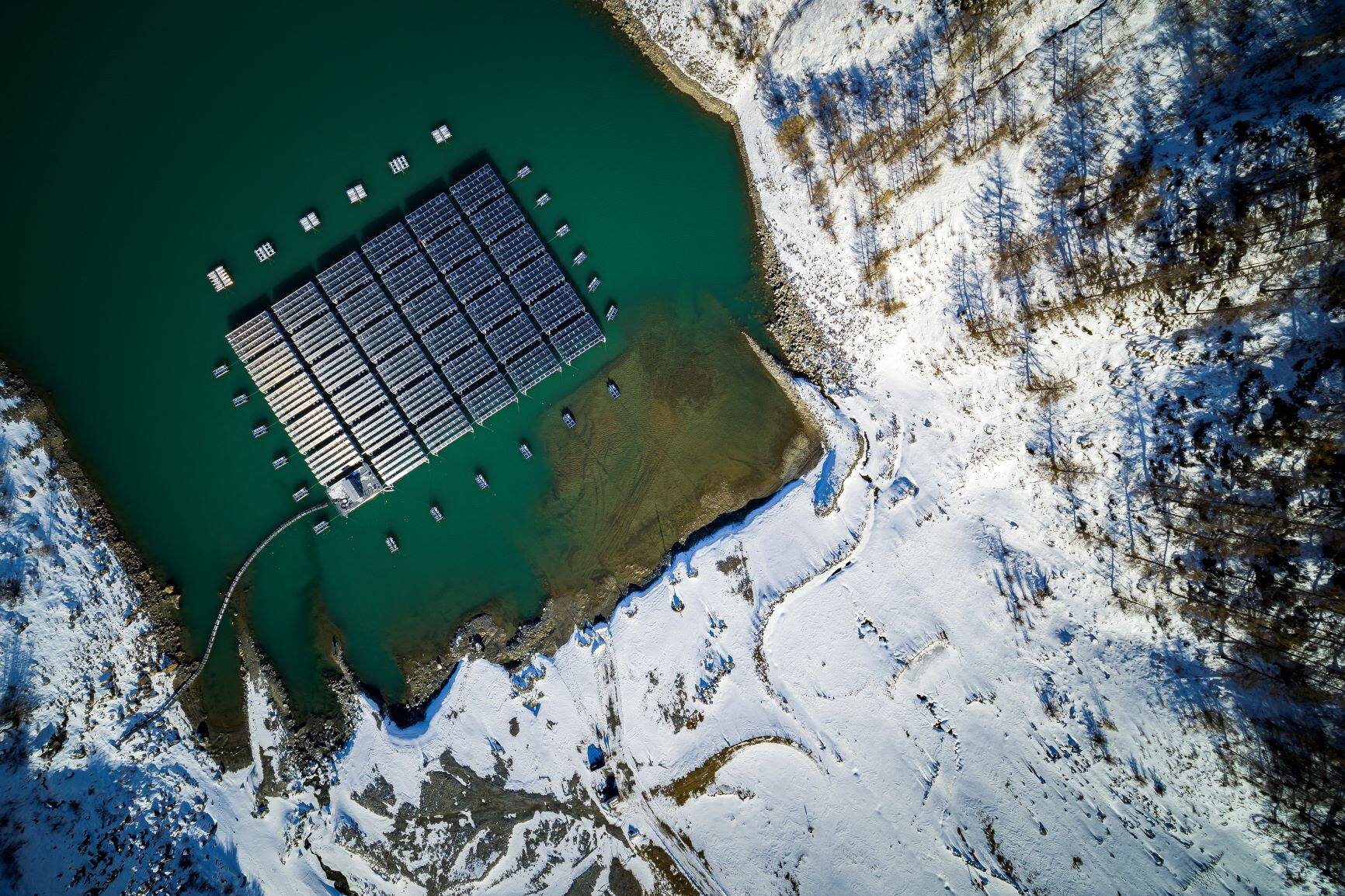 Alpine Floating Solar Park in Swiss Alps Produces 800,000 kWh, Powers ...