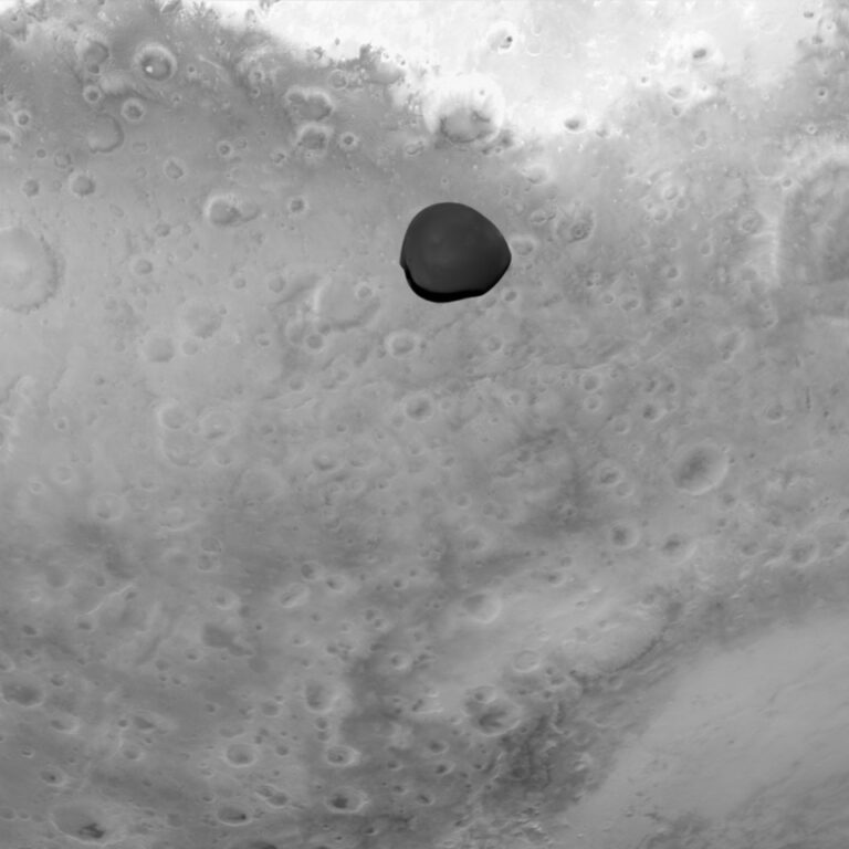 Hera's 1,000 km Deimos Flyby Unveils Moon's Hidden Side - Karmactive