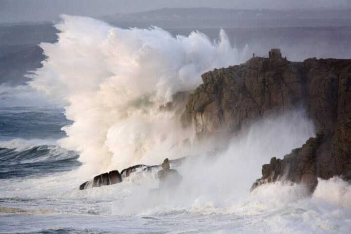 Microsoft's Aurora AI Can See Storms Coming Days Before Others - Karmactive